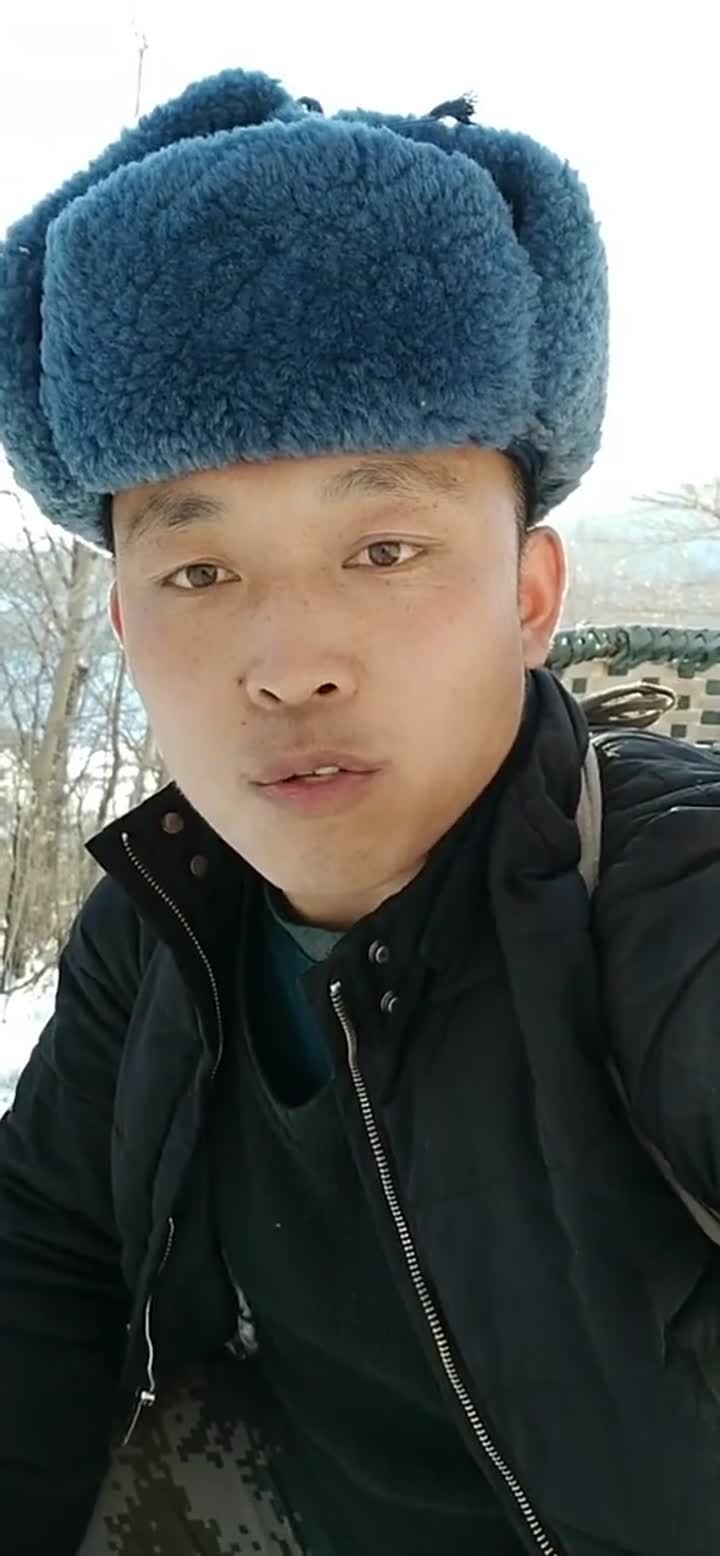 今天在村子附近的森林里采山,在村子附近的林地边发现雪地上有野生...