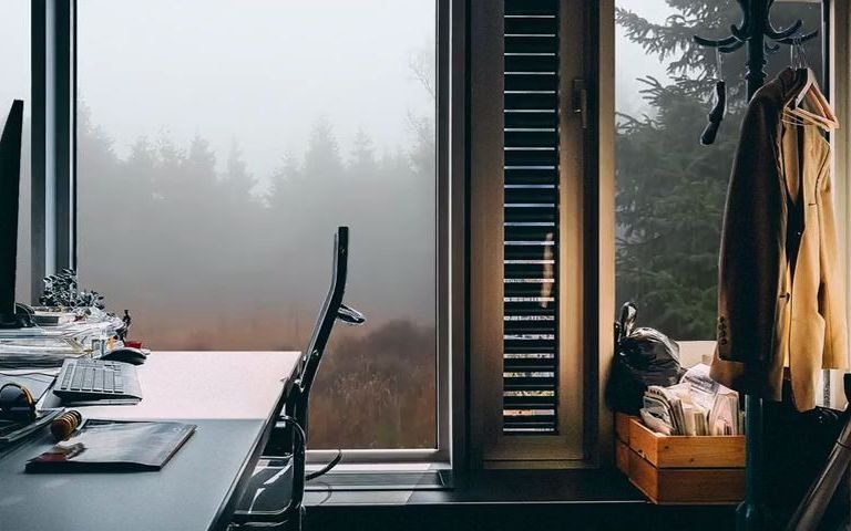 雨中的森林小屋
