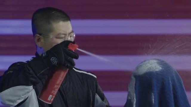 新一代家用灭火器,喷在衣服上,衣服秒变逃生毯!