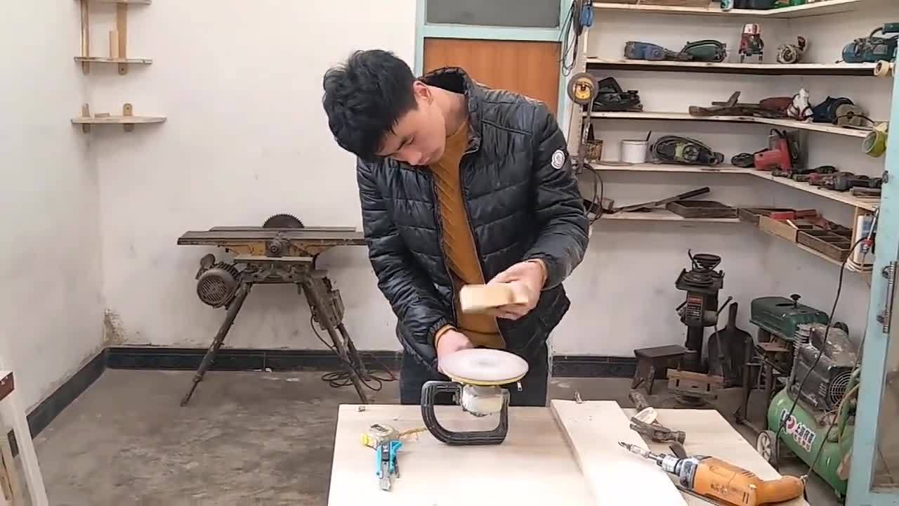一块废木料的精彩“变身”,经过切割打磨抛光上色,成品已被.