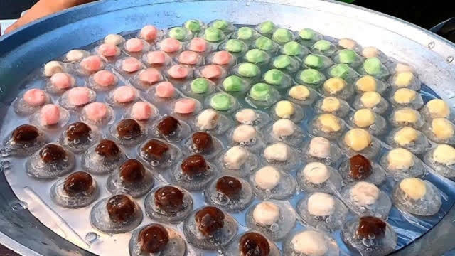 大叔街头卖透明汤圆,晶莹剔透日卖上万个,食客排队抢!
