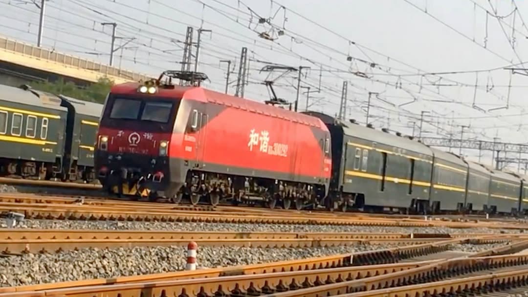 限速通过的Z字火车!沈阳北至广州东Z12次列车中途进北仓站
