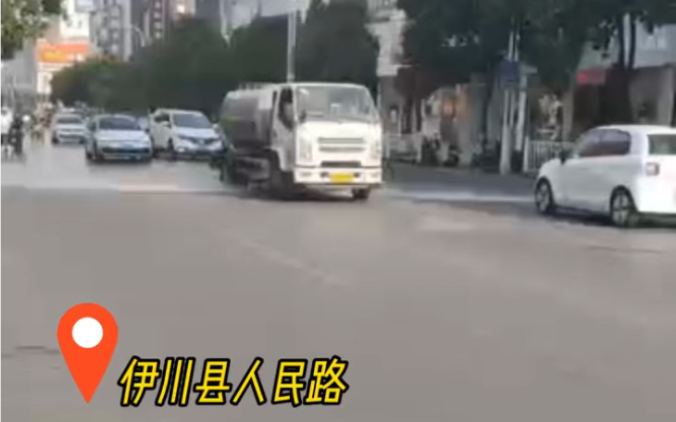 洒水车“粗放式”作业,过路人躲闪不及被淋湿 #洒水车