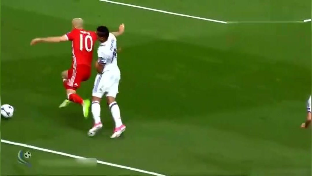 足球视频 1年前的今天 C罗戴帽成就欧冠百球里程碑