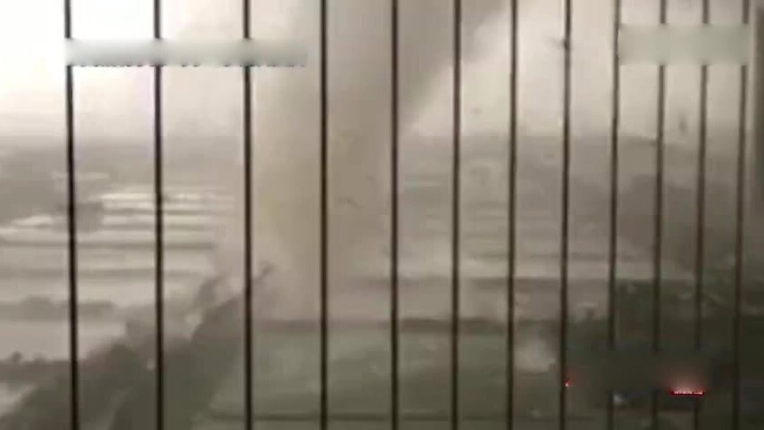 实拍广州受台风影响多地出现龙卷风塔吊被吹倒