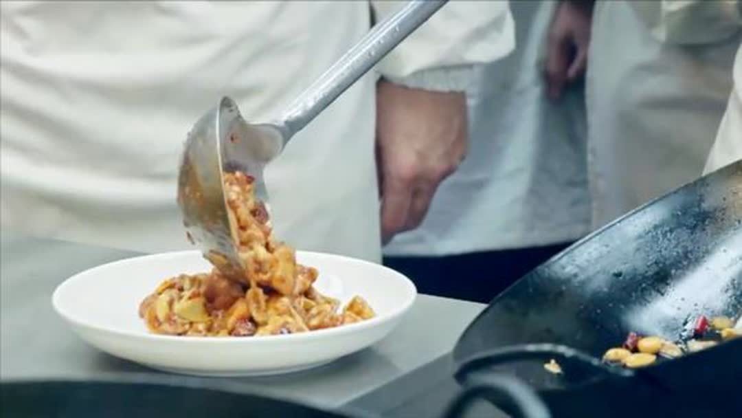 什刹海:寿星嫌宫保鸡丁味不对,旁桌老头一尝,立马说出寿星哪人