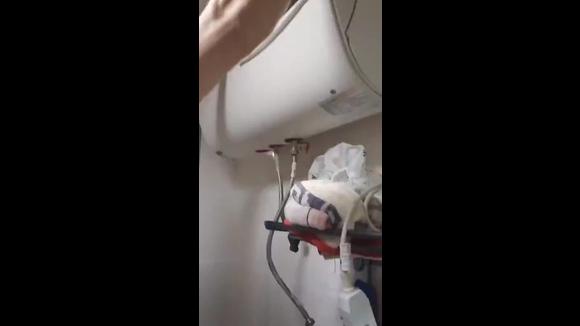 将结水垢的传统电热水器换为无水垢电热水器。