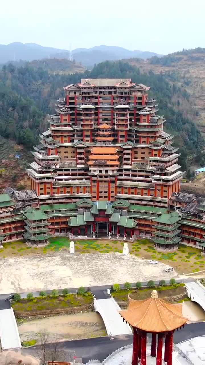...县影山镇的水司楼楼高99.9米,共24层是大型全木质框架榫卯结构建筑