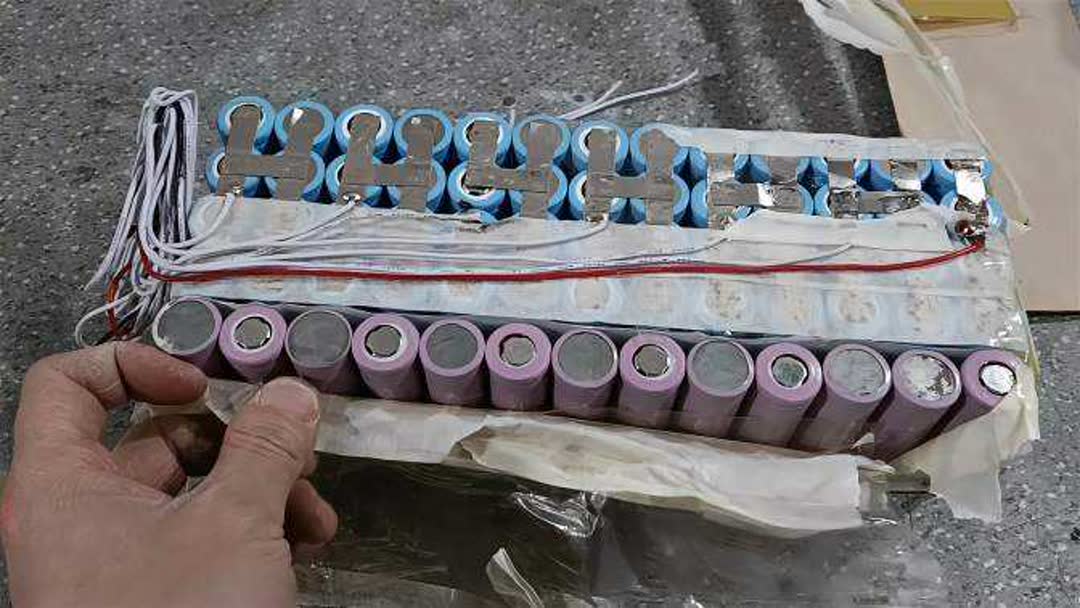 今天拆一个锂电池,里面有一排没有焊接的电芯,有点搞不懂!