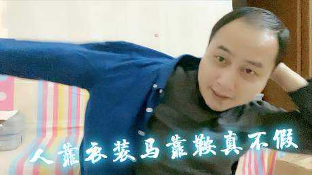 小伙买了件加绒衣服,穿上立马显得高大上,真是人靠衣装马靠鞍!