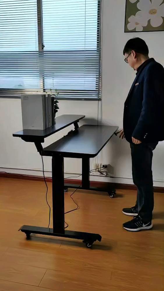 您见过这样的办公桌吗?一款两层桌面的电动升降办公桌!