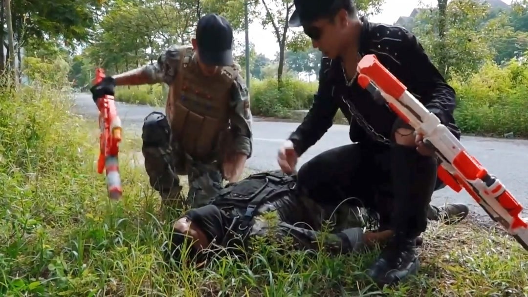 真人模拟玩具枪大战:小伙使用苦肉计成功获取独眼的信任