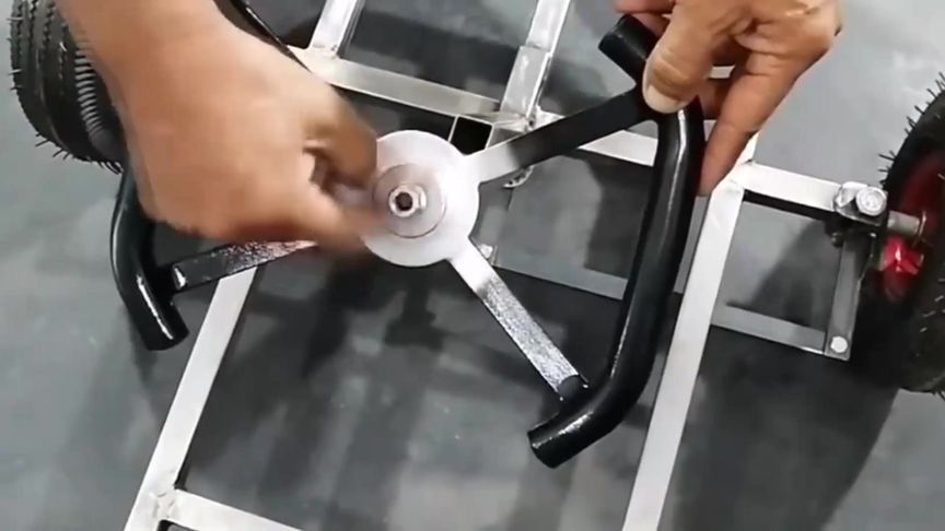 现在不让出门,在家做了辆既漂亮性能又好的电动车,挺牛的