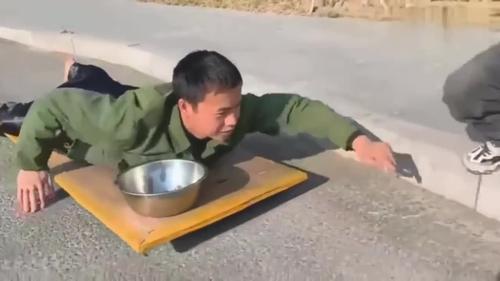 街头乞丐乞讨,本以为是真的残疾人,被美女不小心揭穿