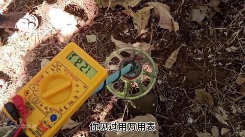 你绝对想不到,万用表加扬声器居然能制作成金属探测器,使用的效果...