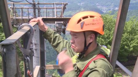 (高温下的劳动者)张家界烈日下索道检修工 一条毛巾拧出汗水一天减重...