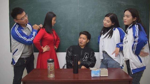 老师让学生叫家长,没想同学们的家长是同一个人,太有意思了