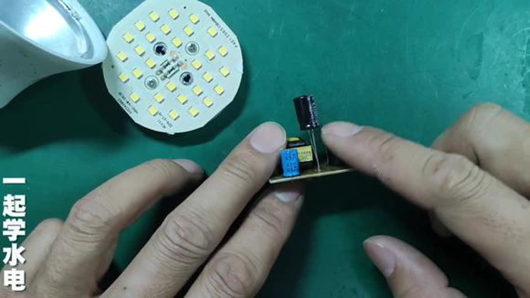物业电工:LED灯泡亮度低维修过程,上去就是三板斧,哈哈