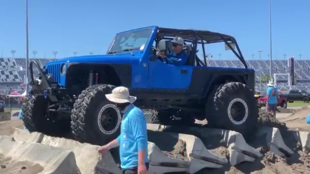 这么大的越野车,车身造型真的很酷