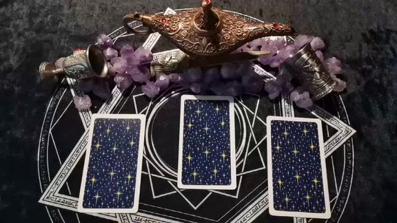 心念一个人的名字选牌进行占卜,看TA心里对你是什么感觉?