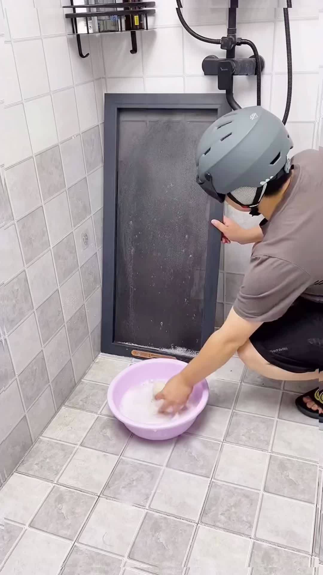 纱窗一面擦两面都干净了,擦玻璃也不在话下,不留任何痕迹,过年用它.