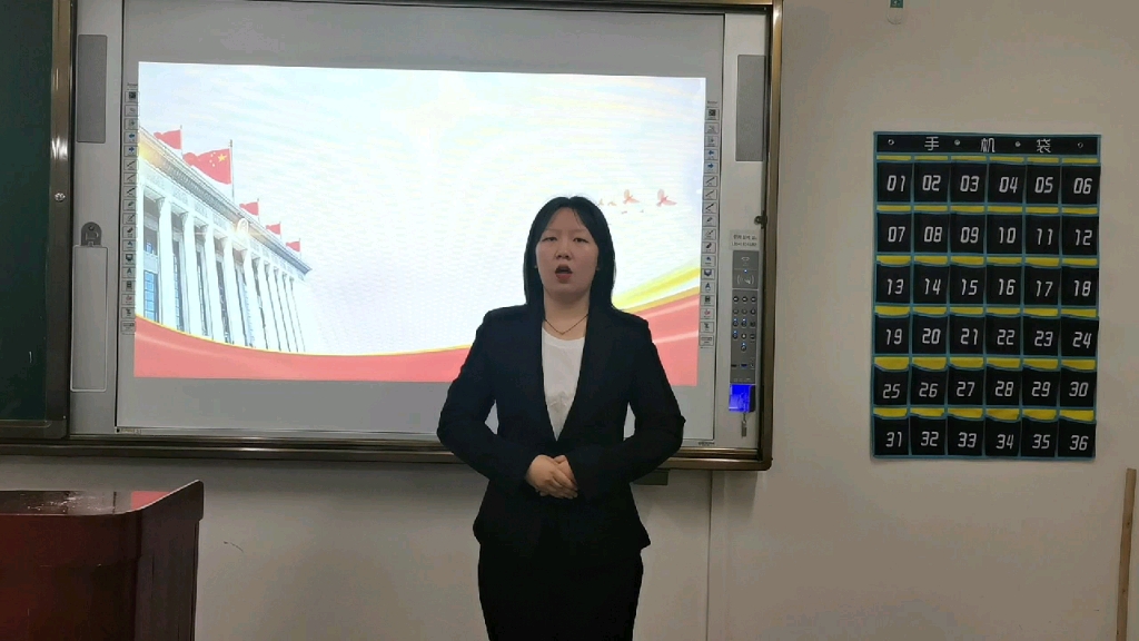 《坚定跟党走,奋进新时代》