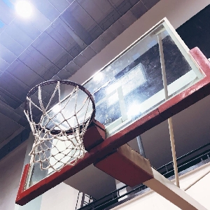 努力剪辑的李华 