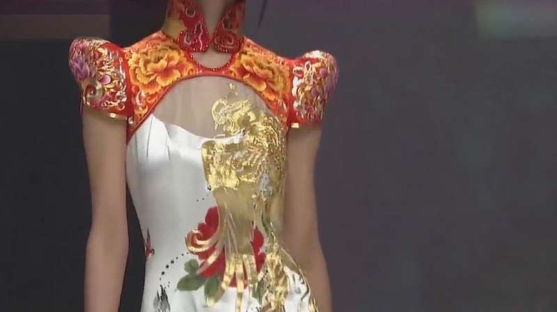 中国旗袍时装秀,杜鹃压轴出场,甩头发的动作显得气质与众不同!