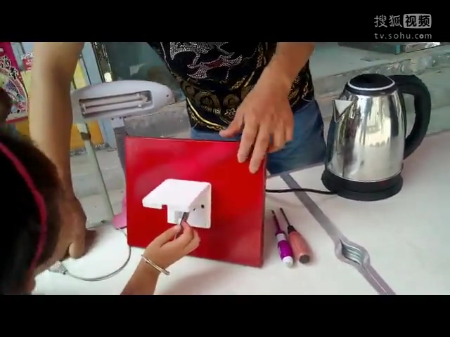 ...镊子插进插座插孔,儿童插座触电事故不容忽视,我爱发明绝不触电安全...