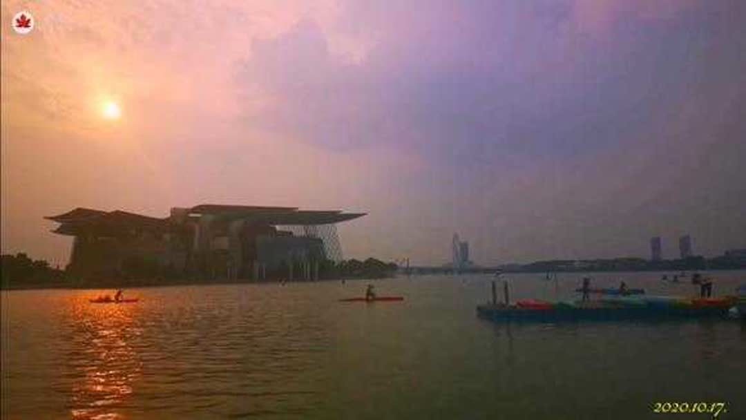 夕阳徐徐下沉 皮划艇运动火热进行