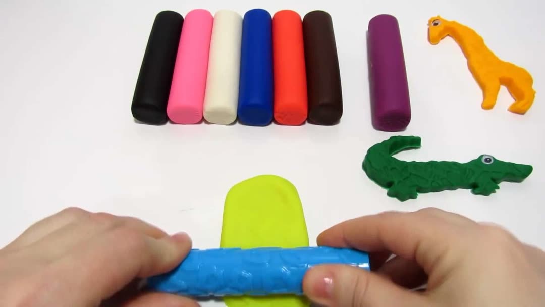 七彩的橡皮泥被制作成各种小动物,长颈鹿、小鳄鱼等
