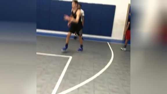 禁区接球如何投三分,后退一步就够了!