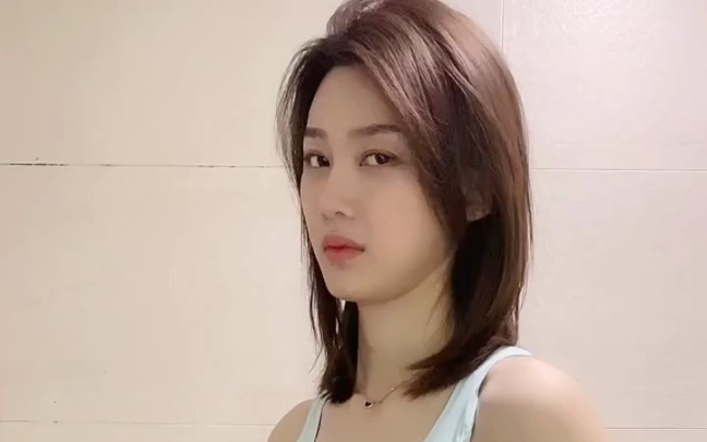 张芮尔 美女车模 日常搞笑 这美女玩玩就扬沙子