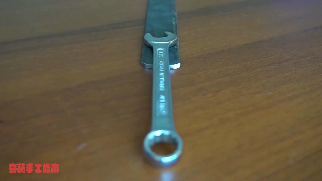 手工指南:电钻没电了怎么办,牛人教你手动钻孔!