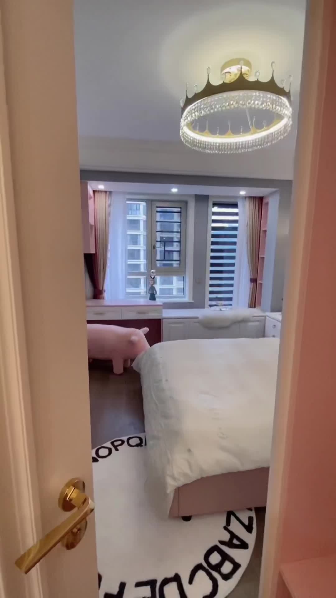 女儿的房间虽然简简单单,但是床衣柜书桌全部都配齐了,可以用到长大!.