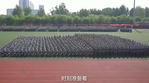 学校运动会闭幕式太震撼了,队形如此有创意,想必花费了很大心思