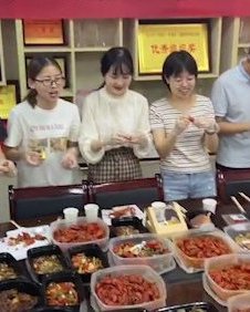 【西安一高校辅导员点外卖请吃散伙饭:没有毕业活动,弥补学生遗憾】#...