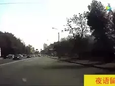 小车在十字路口与对面拐弯的车辆发生碰撞, 监控拍下事故画面