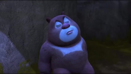 熊出没:小熊大熊二在森林拉扯,都快摔倒了,真是太可爱了