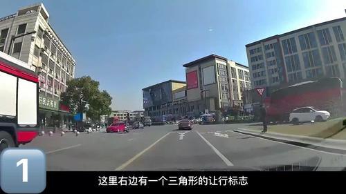新手司机开车上路,要留意各种道路交通标志,以免出事