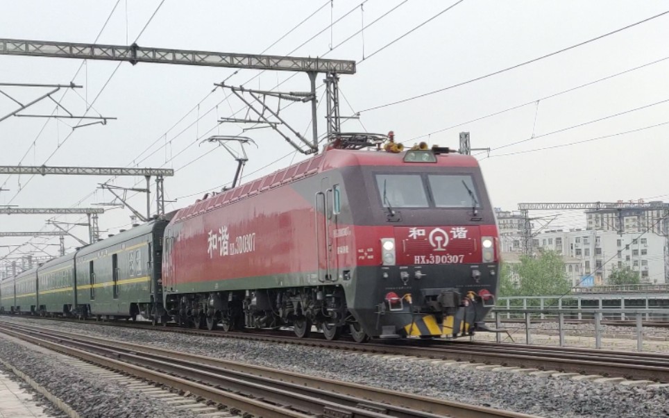 Z272(青岛——西宁)次列车低速驶向潍坊站