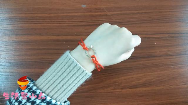 把戒指编成一条手链,不仅戴起来美观大方,戒指还不容易丢哦