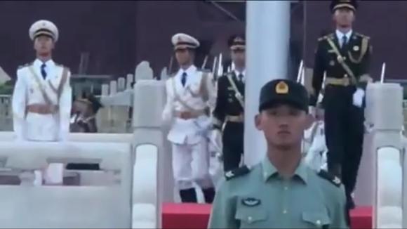 国旗手张自轩和护旗手们,在旗台下转身,动作整齐帅气!