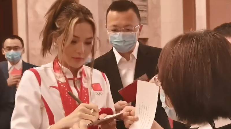 谷爱凌开心接受表彰!胸前戴金牌和大红花,被团团围住人气爆棚