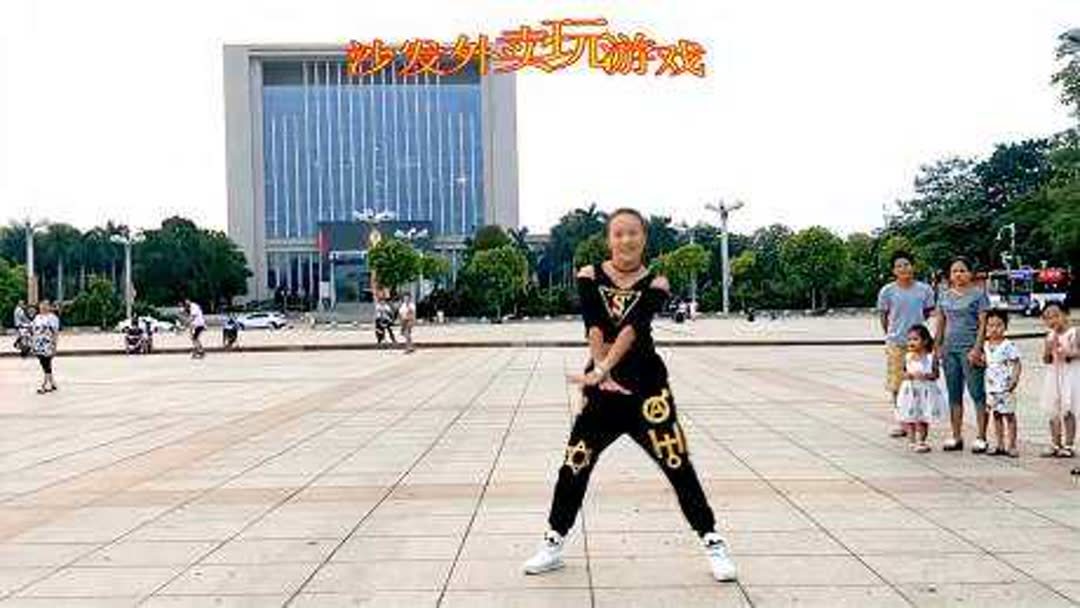 神曲《卡路里》火爆瘦身舞,美女在广场大跳这家四口人看入迷了1