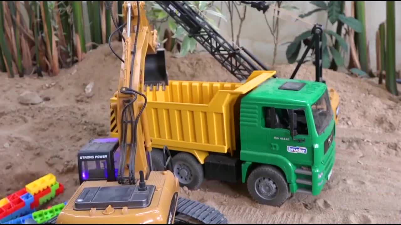 挖掘机遭遇撞击差点摔进坑里被绿巨人拯救