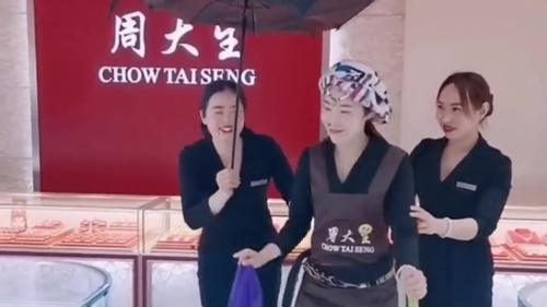现在黄金的淡季,店员们却想出了这样的办法吸引顾客,太有创意了!