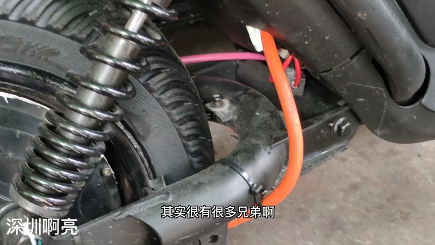 电动车后面发生异响,很多人都以为是后减震的原因,结果是后平叉