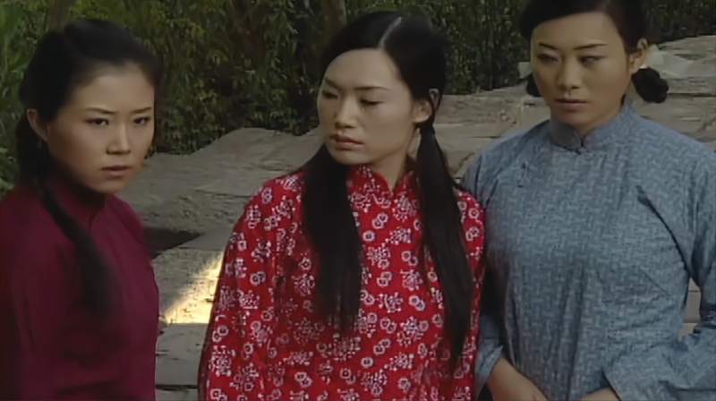 女特务们第一次执行任务,换下军装个个是美人,跟踪也熟练了