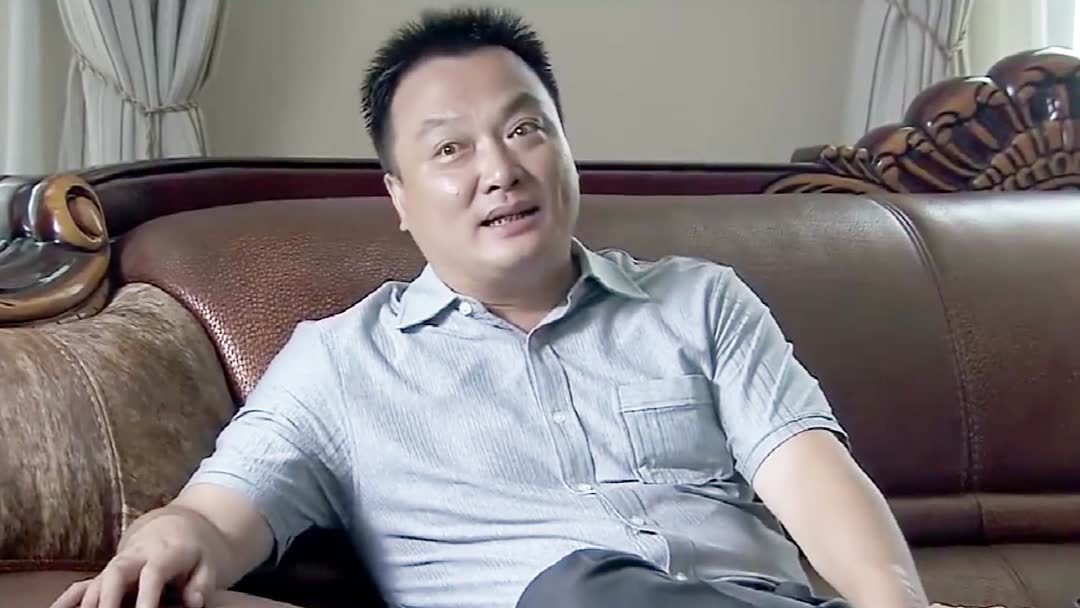 这办公室主任,坐到企业老板家里,就一副领导的驾驶